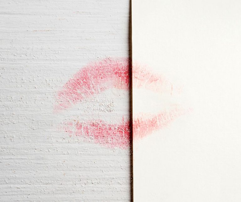 Comment retirer les taches de rouge à lèvres